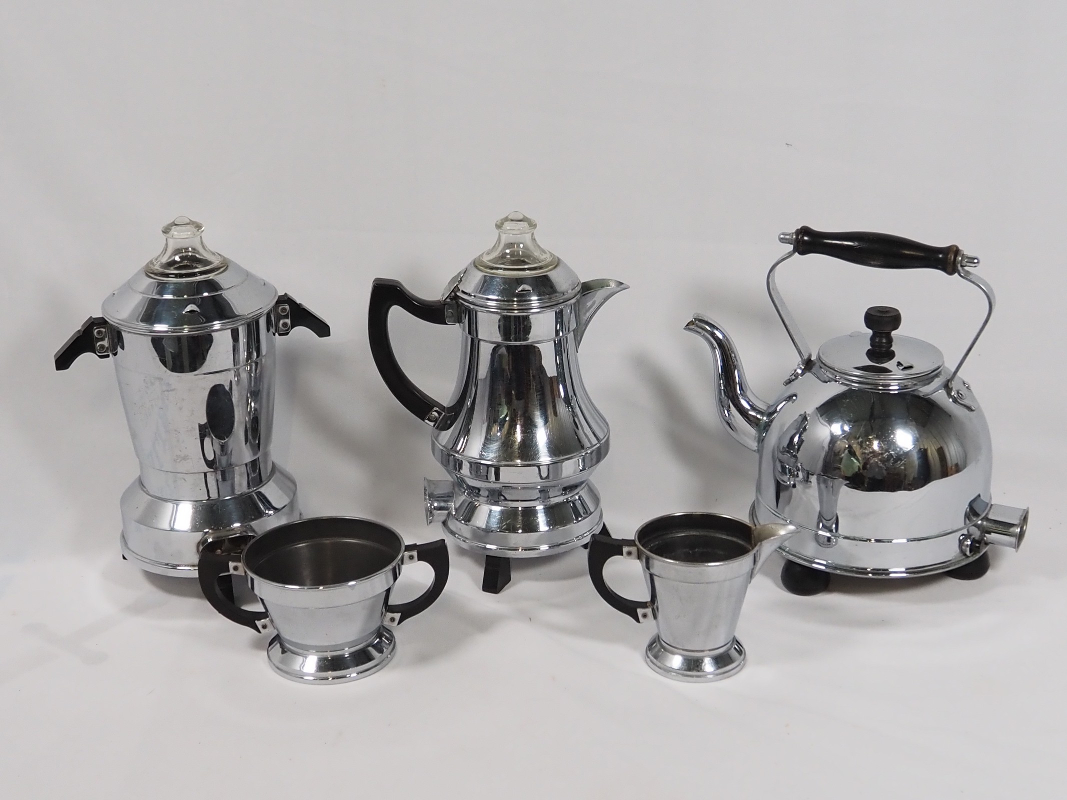 Lot 298 - A set of art deco Davey kettles and water