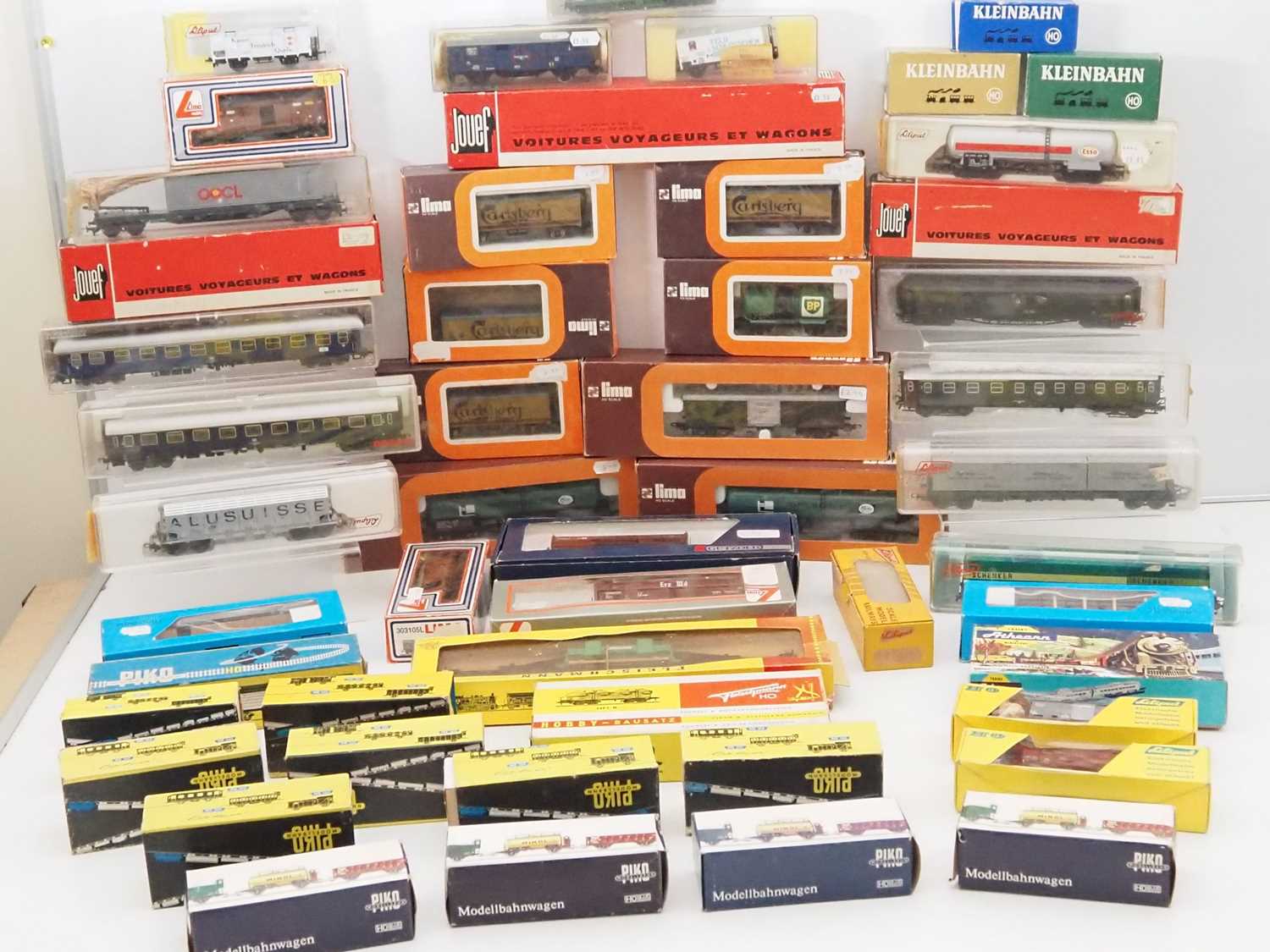 Lot 387 - A large quantity of European outline HO