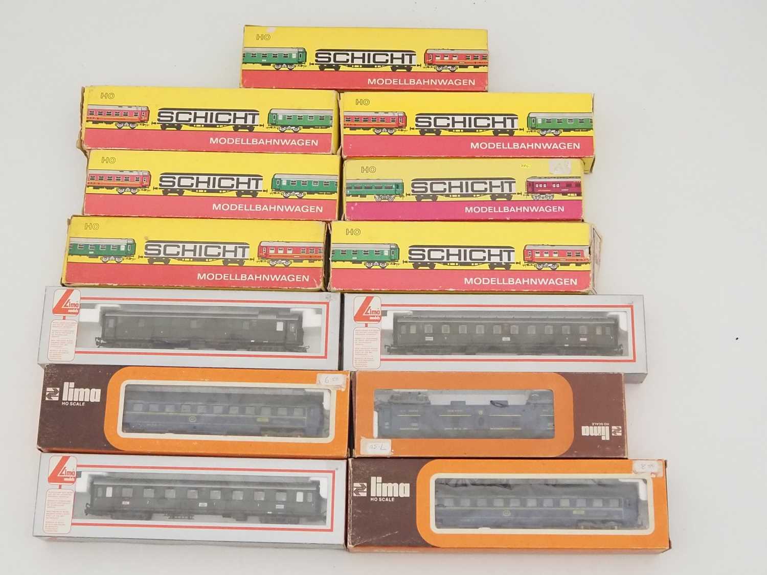 Lot 418 - A group of HO gauge European outline