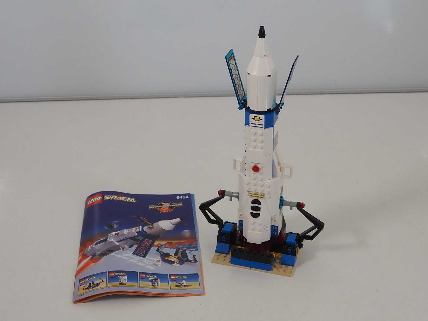 Lot 126 - LEGO SYSTEM SPACE 6454 - Countdown Corner