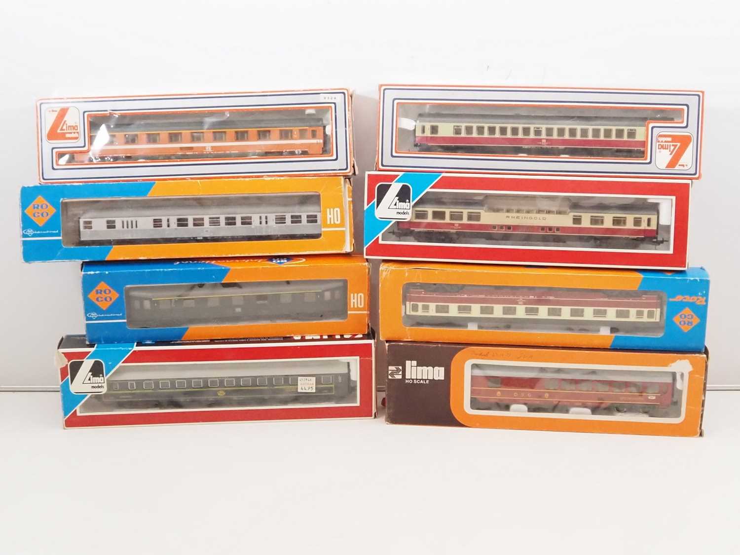 Lot 340 - A group of HO gauge passenger coaches by