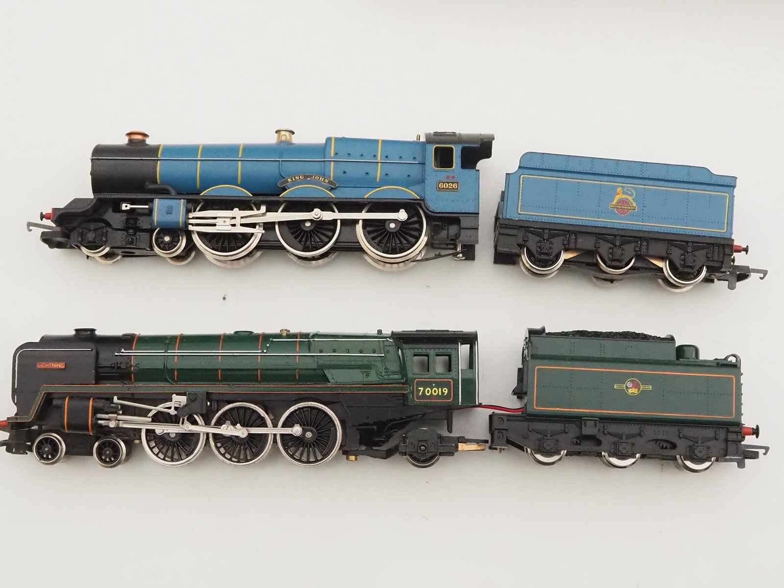 Lot 400 - A mixed group of OO gauge rolling stock