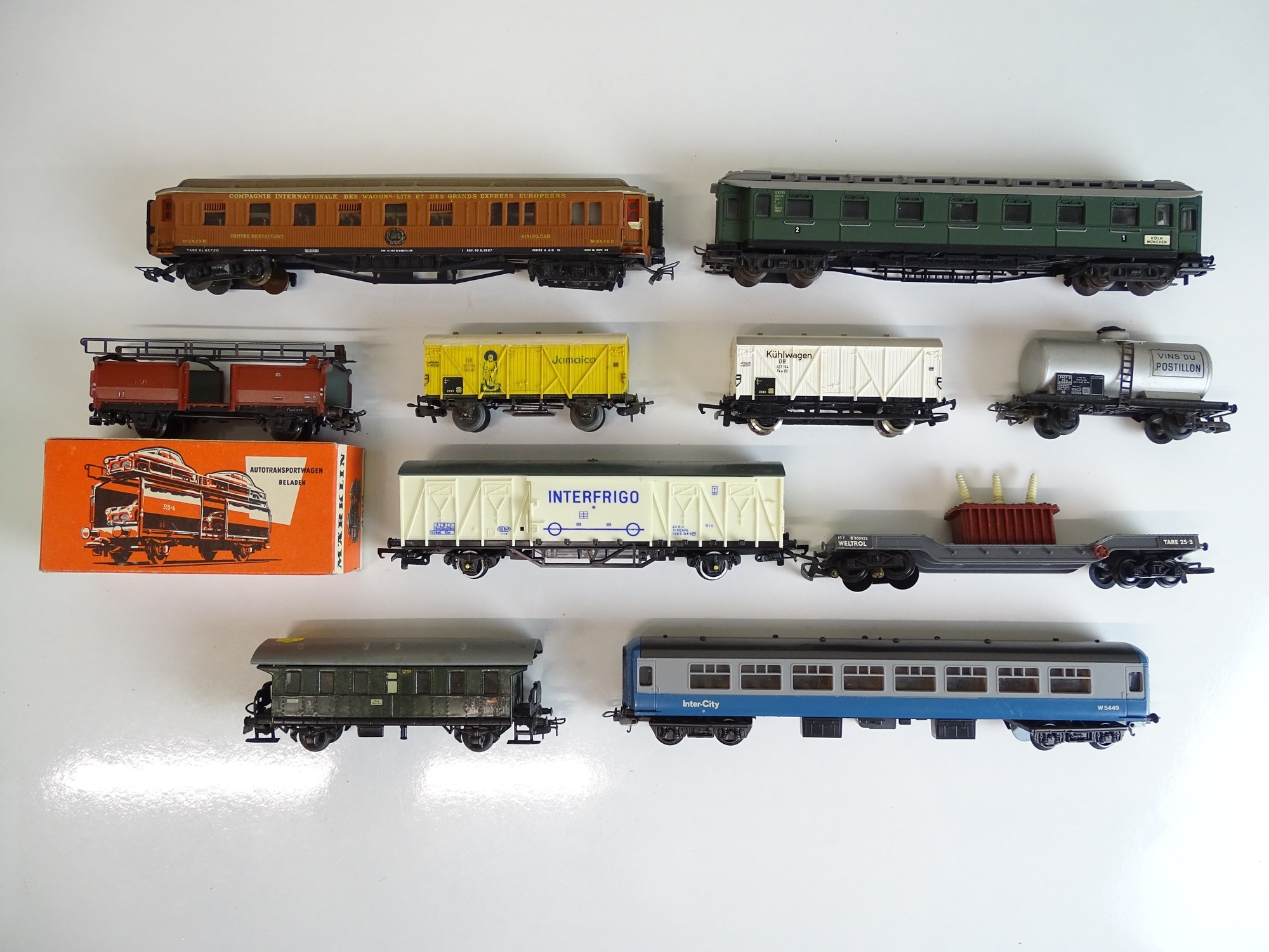 Lot 135 - HO SCALE MODEL RAILWAYS: A group of mostly