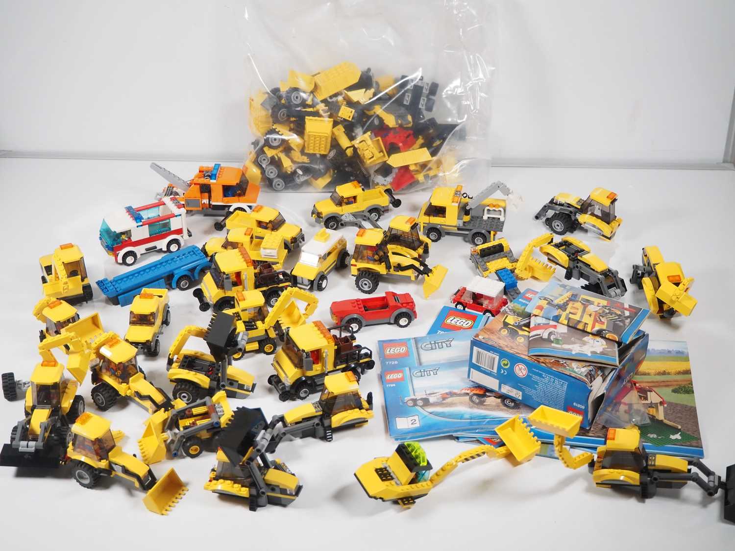 Lot 133 - LEGO - CITY - A mixed lot of Lego City