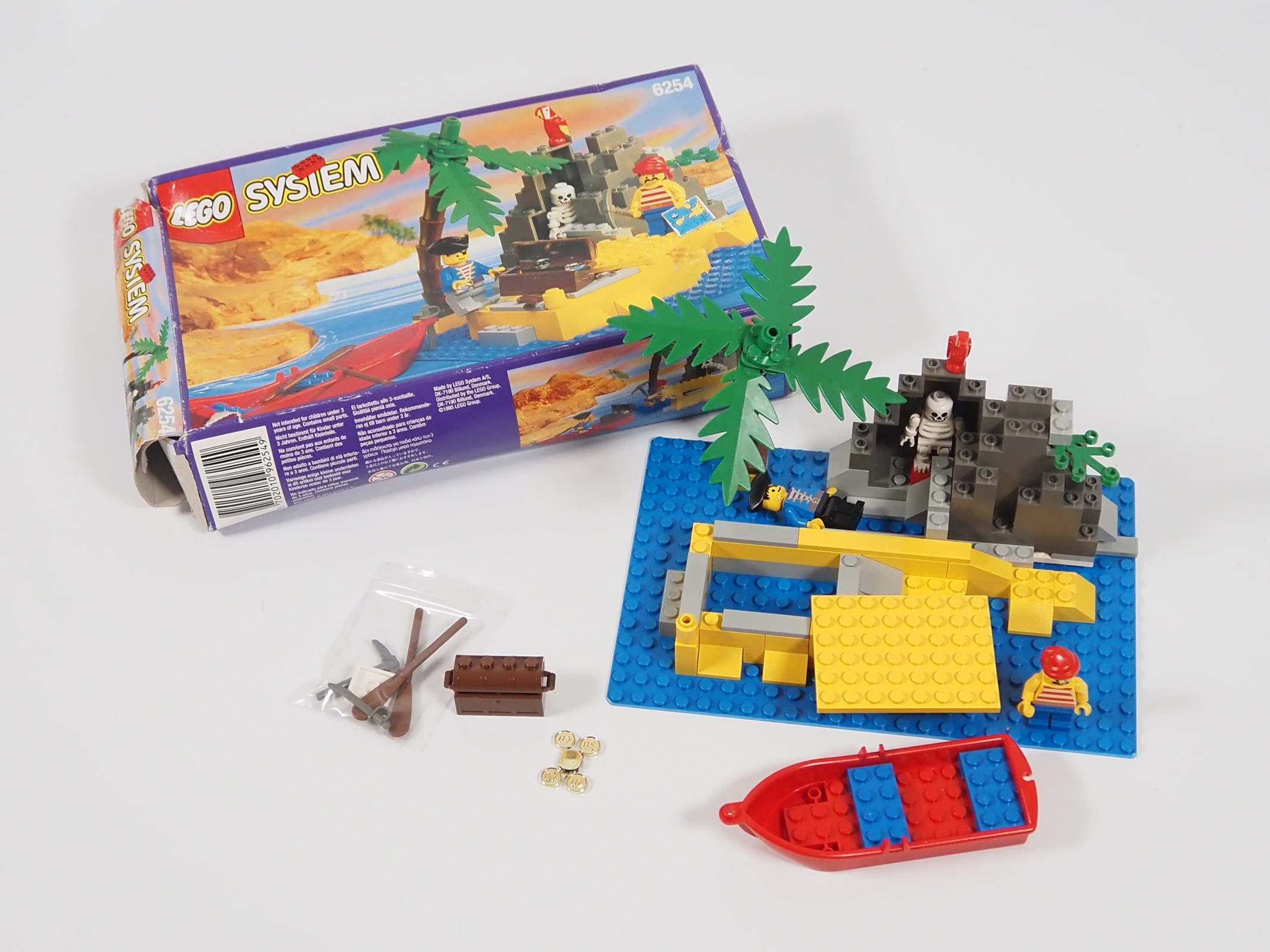 Lot 175 - LEGO - PIRATES #6254 Rocky Reef - complete