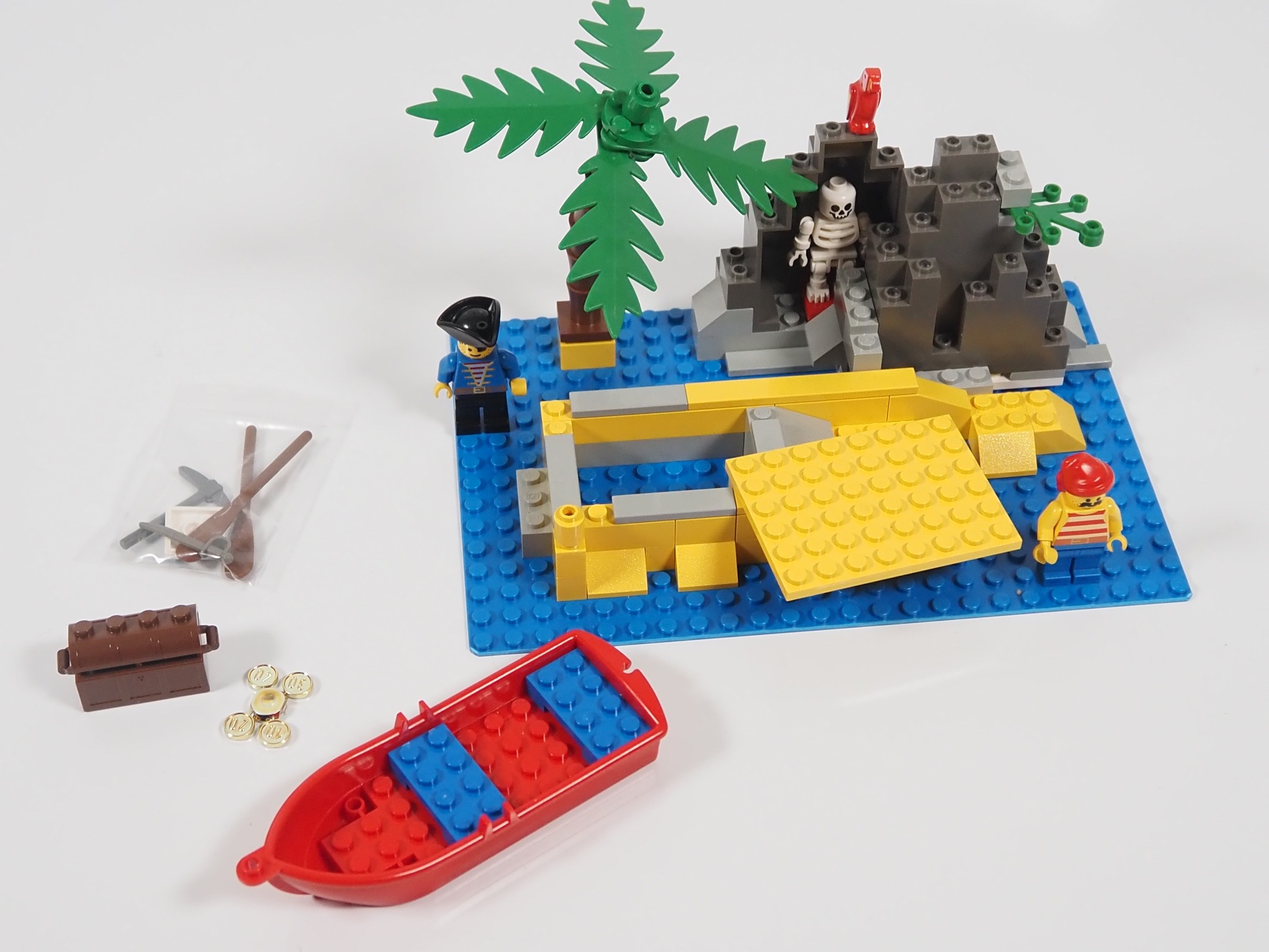 Lot 175 - LEGO - PIRATES #6254 Rocky Reef - complete