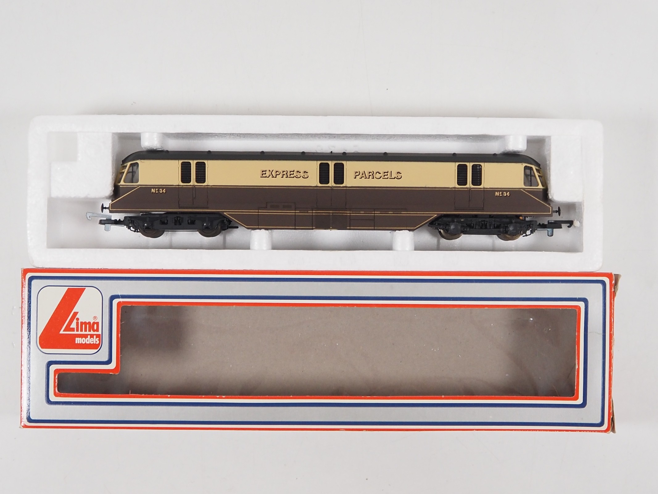 Lot 485 - A pair of LIMA OO gauge GWR railcars