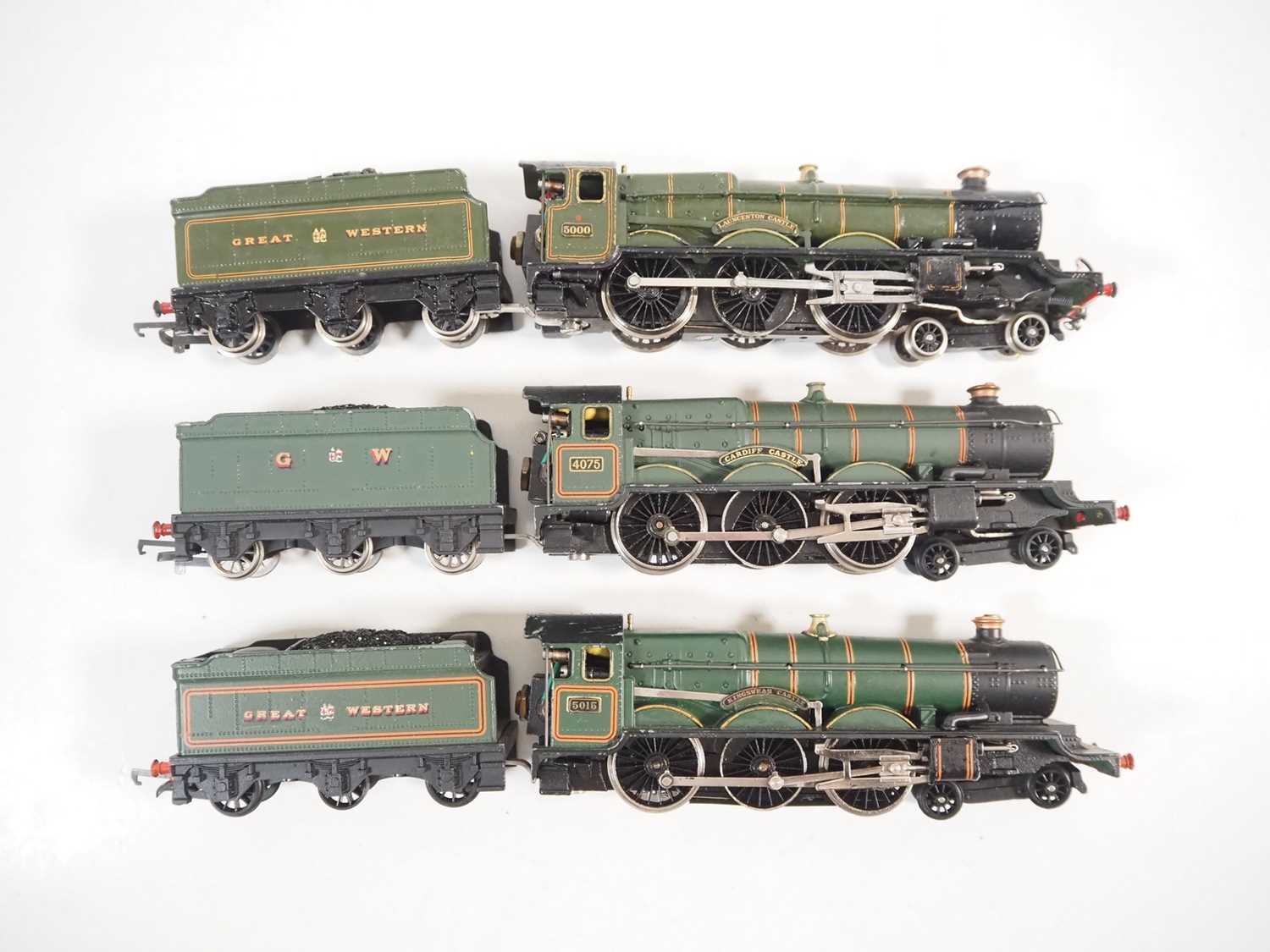 Lot 430 - A group of WRENN OO gauge Castle class steam