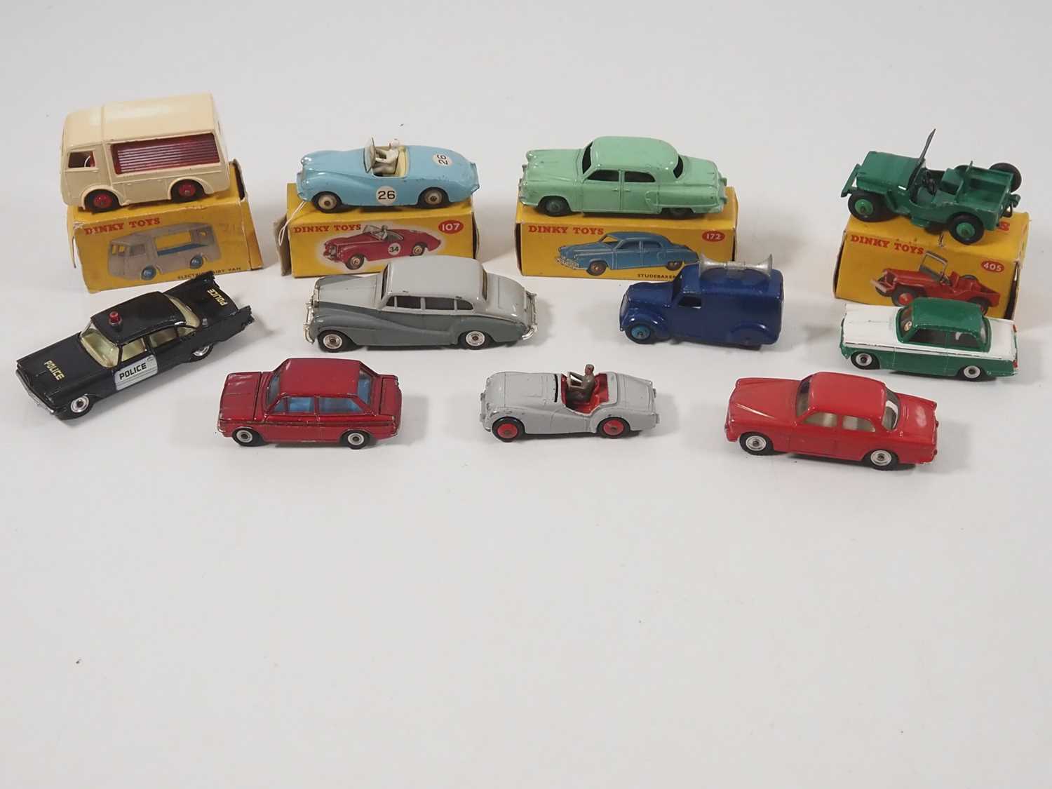 Lot 65 - A group of boxed and unboxed DINKY cars and