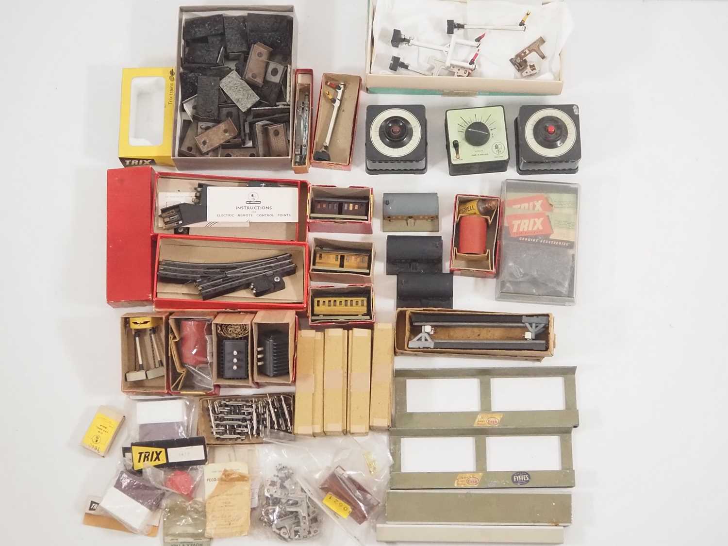 Lot 346 - A quantity of TRIX TWIN OO/HO gauge