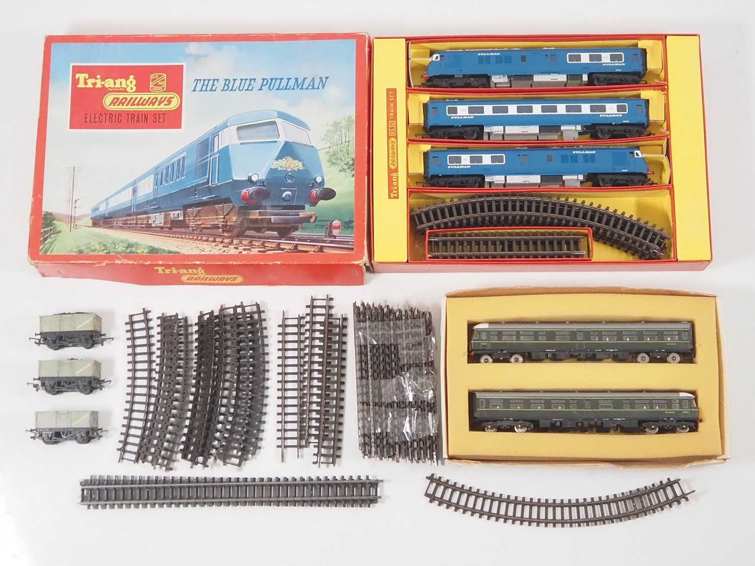 Lot 406 - A TRI-ANG OO gauge Blue Pullman train set