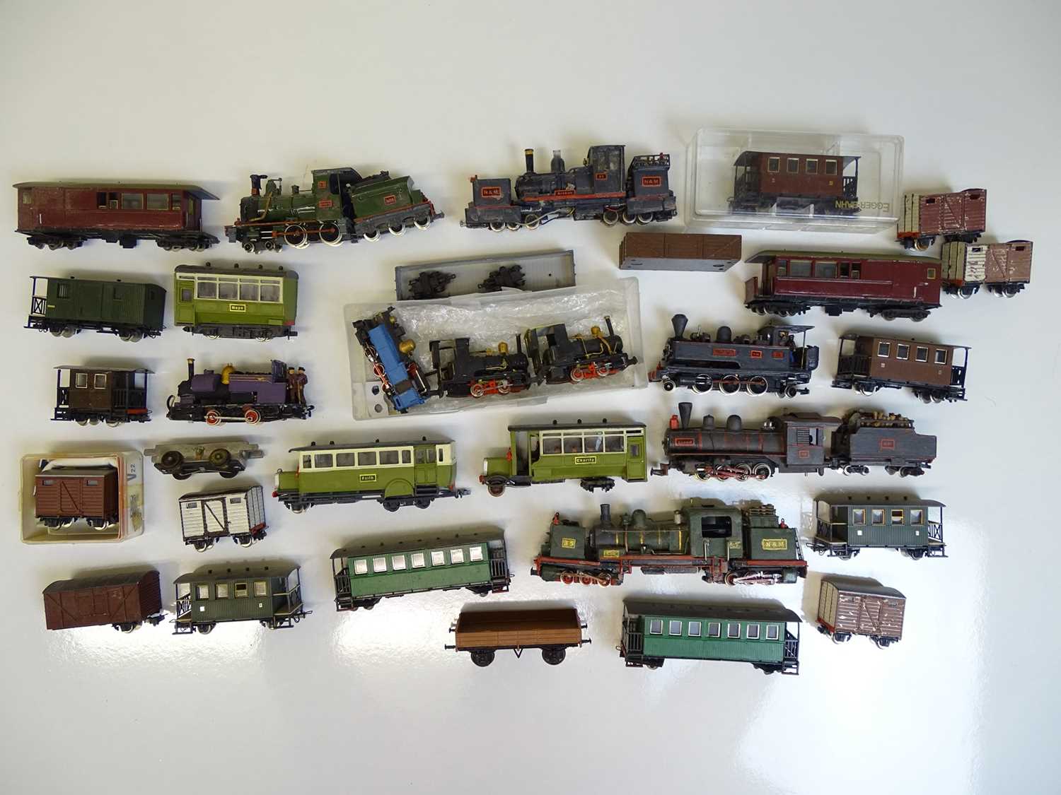Lot 98 - HO SCALE MODEL RAILWAYS: A large quantity of
