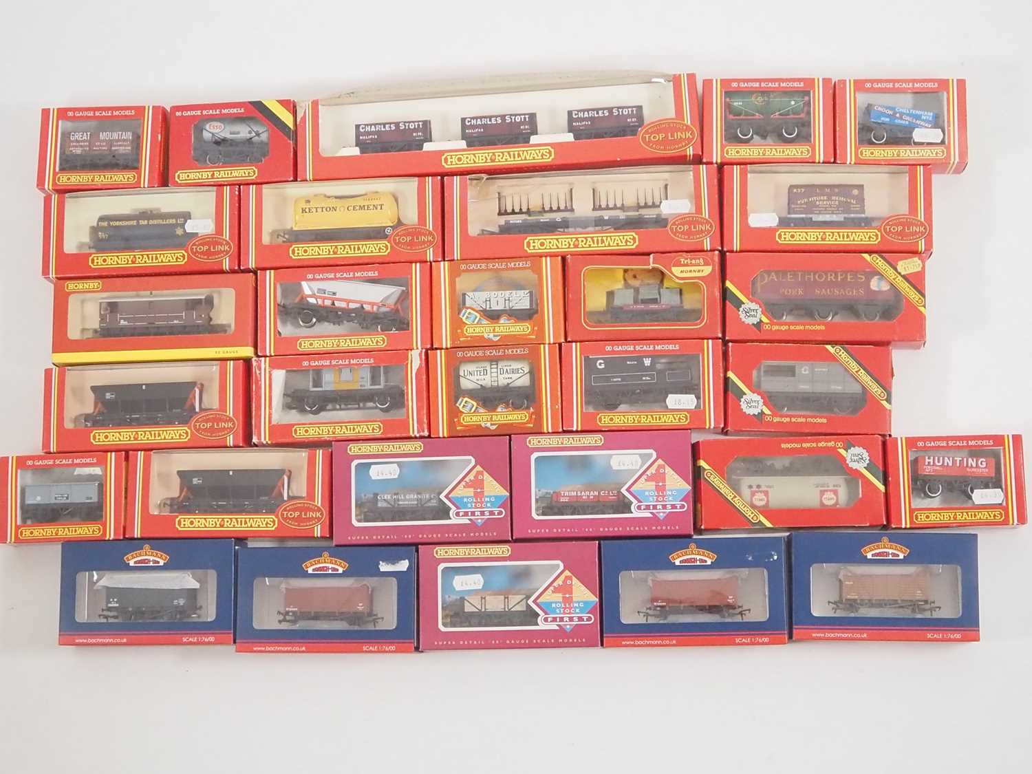Lot 474 - A large group of mixed OO gauge wagons by