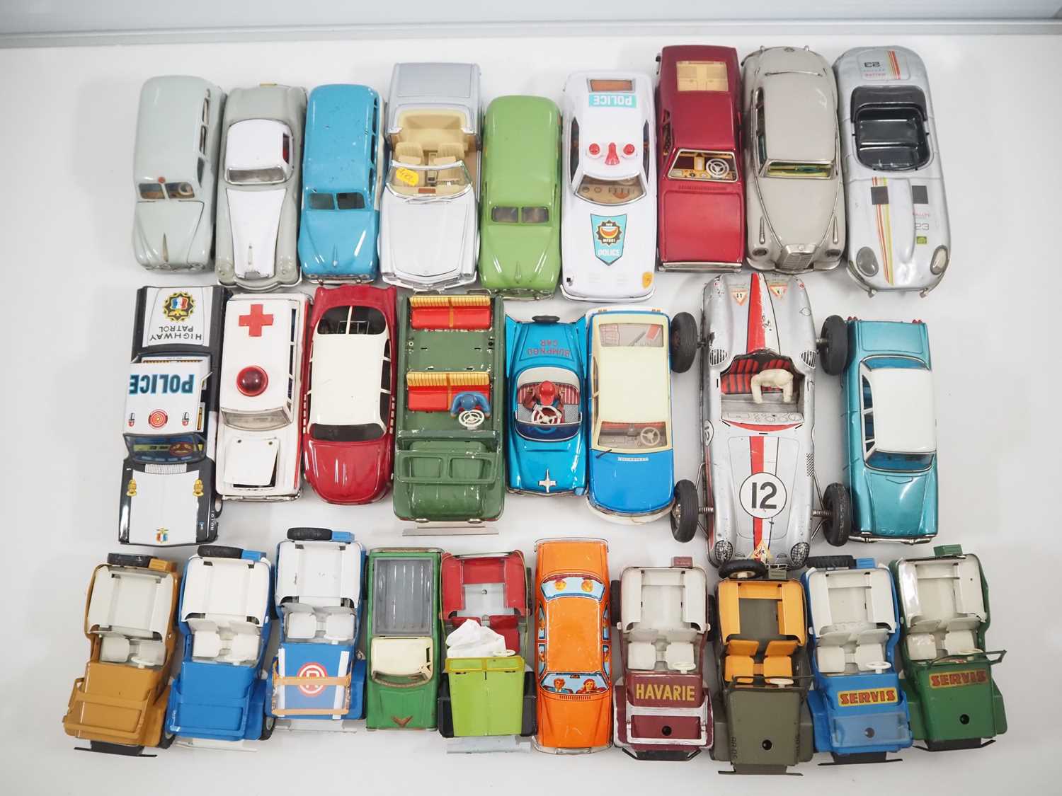 Lot 316 - A tray of vintage tinplate and plastic cars