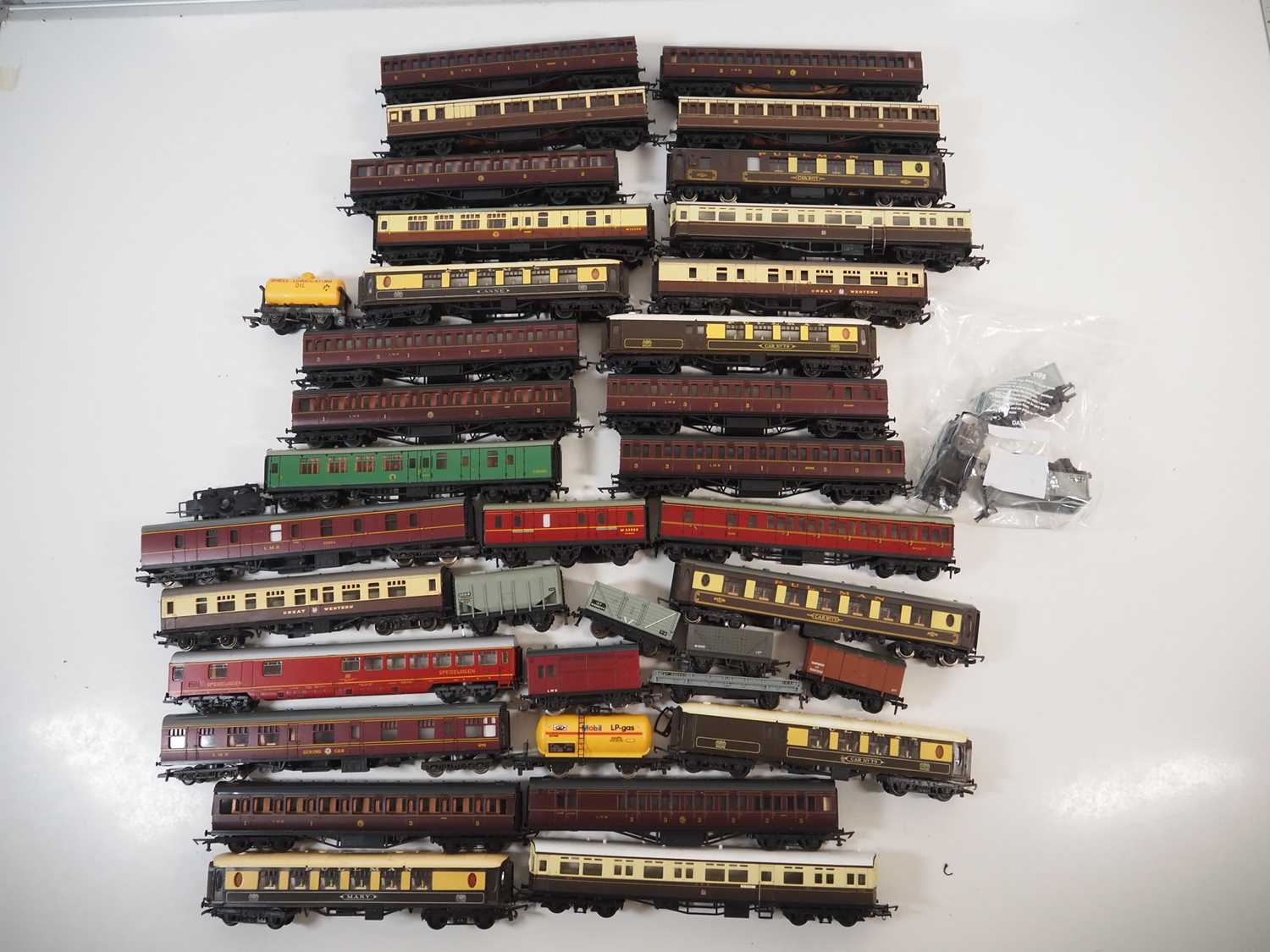 Lot 135 - A large quantity of OO gauge unboxed