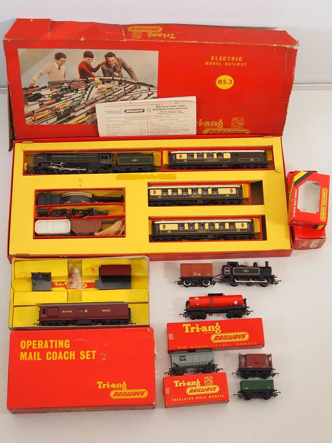Lot 212 - A group of TRI-ANG OO gauge rolling stock to