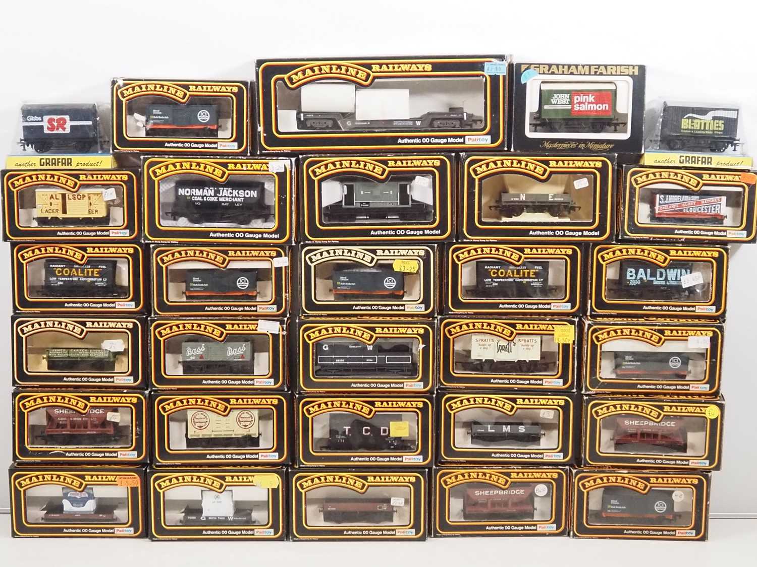 Lot 375 - A large quantity of OO gauge wagons by