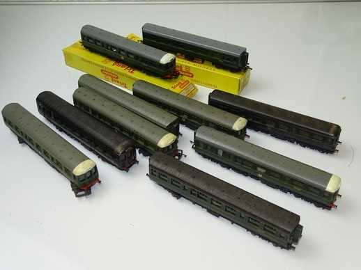 Lot 246 - TT GAUGE MODEL RAILWAYS: A large group of
