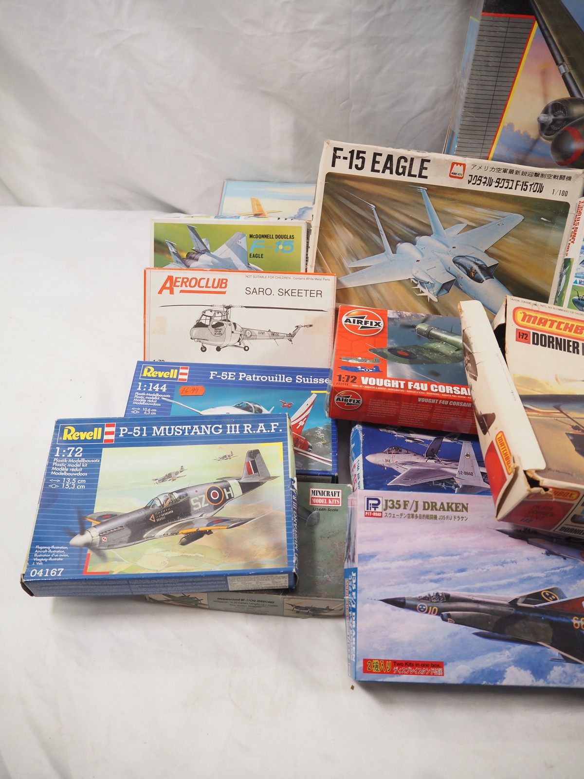 Lot 373 - A large quantity of boxed plastic model kits,
