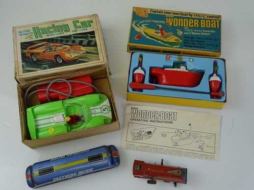 Lot 91 - VINTAGE TOYS: A battery operated MARX racing