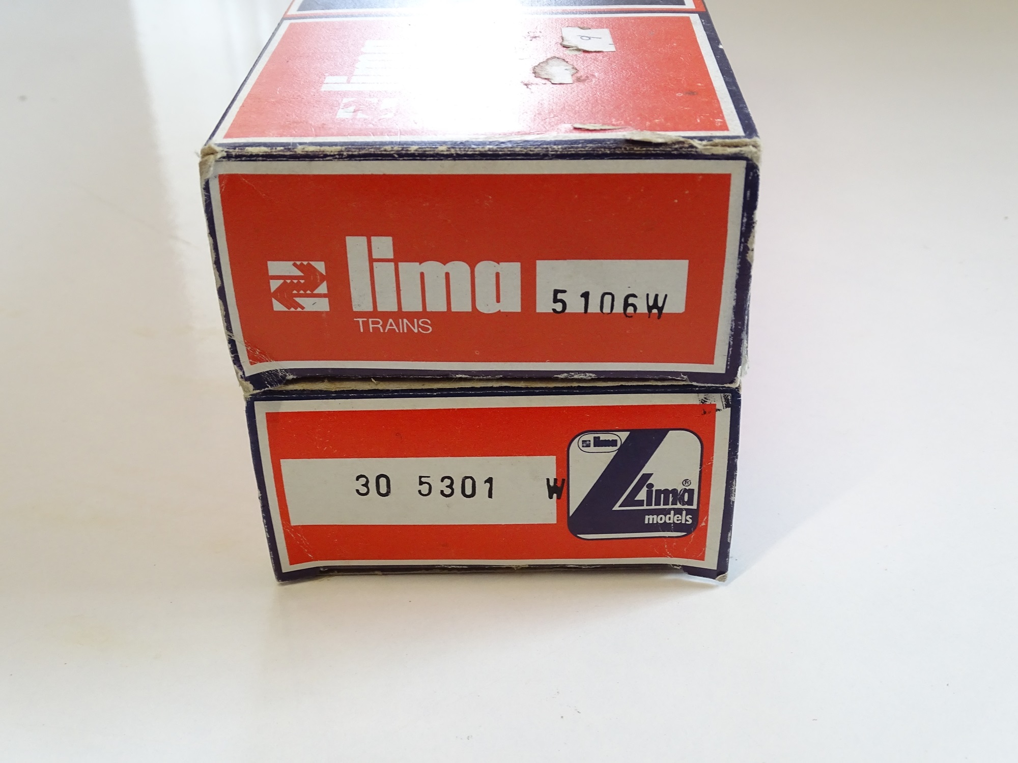 Lot 494 - A pair of LIMA Deltic diesel locomotives in