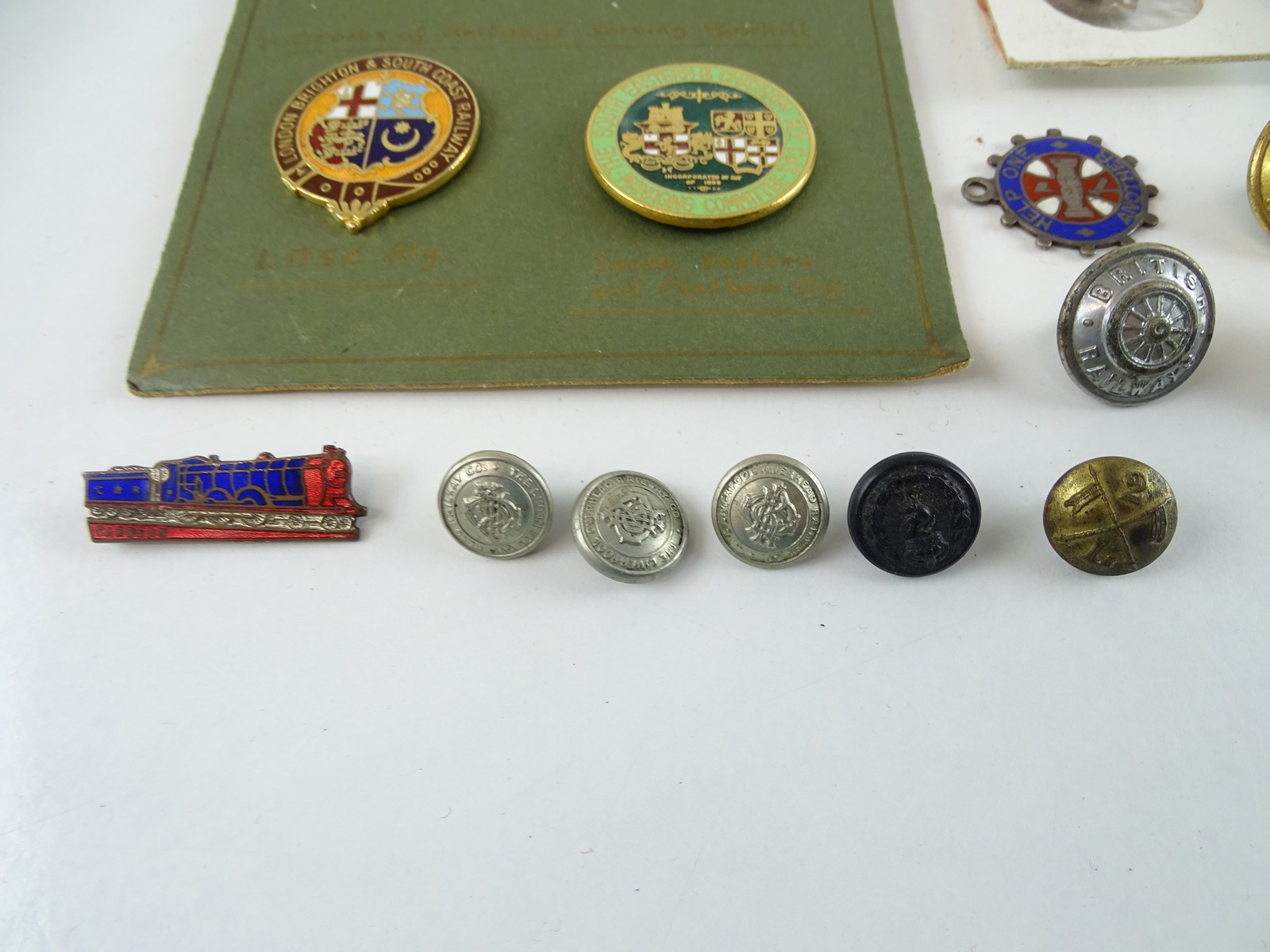 Lot 38 - A mixed group of Railway buttons and service
