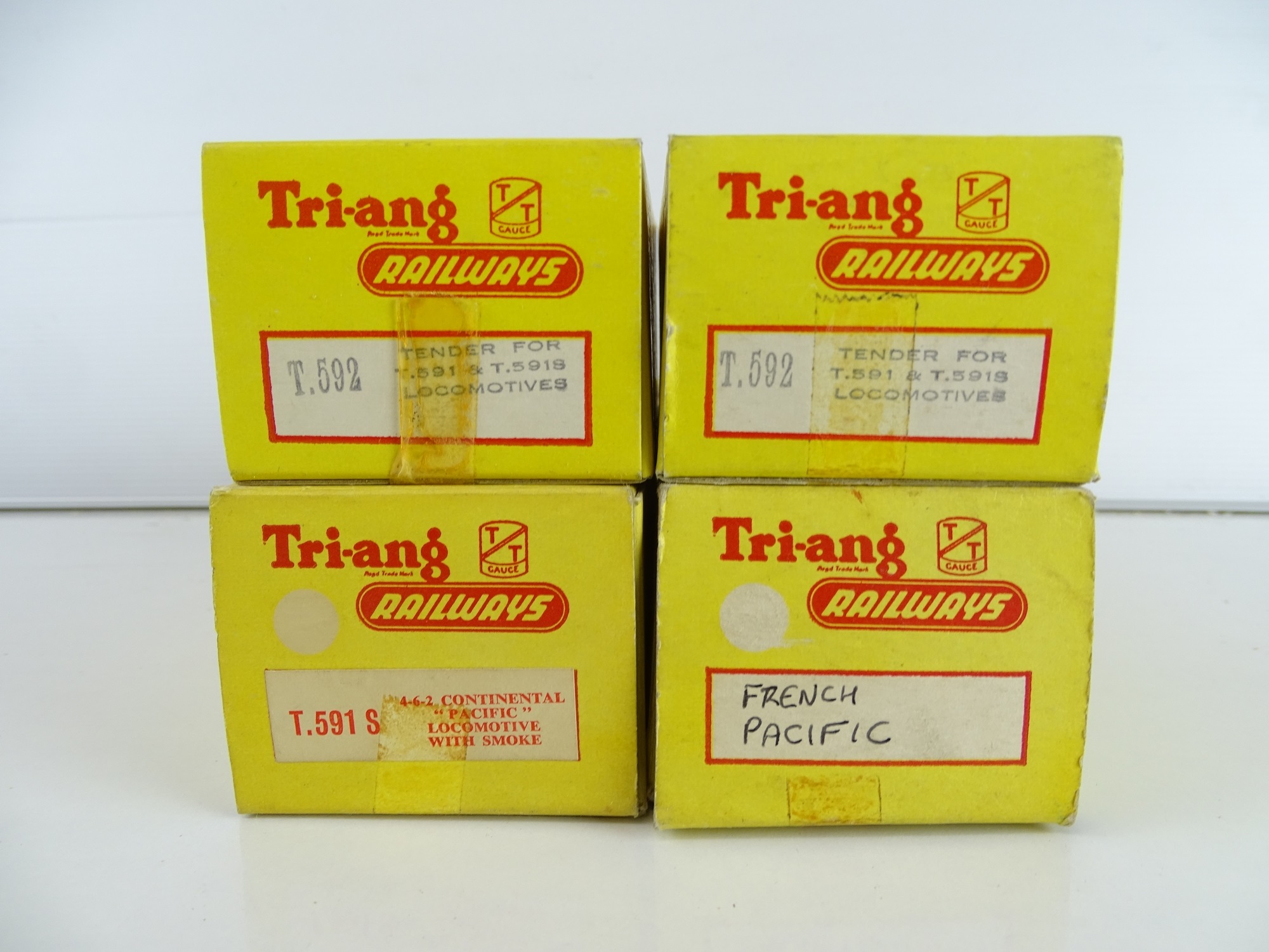 Lot 8 - A pair of TRI-ANG TT Gauge Continental Outline